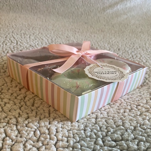 Maison De Base | Bath & Body | Nwt Donut Bath Bomb Fizzer Set Madison ...